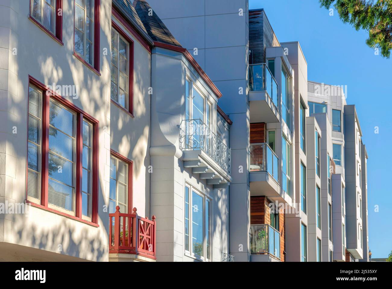 Neighborhood apartment buildings in side view at San Francisco ...