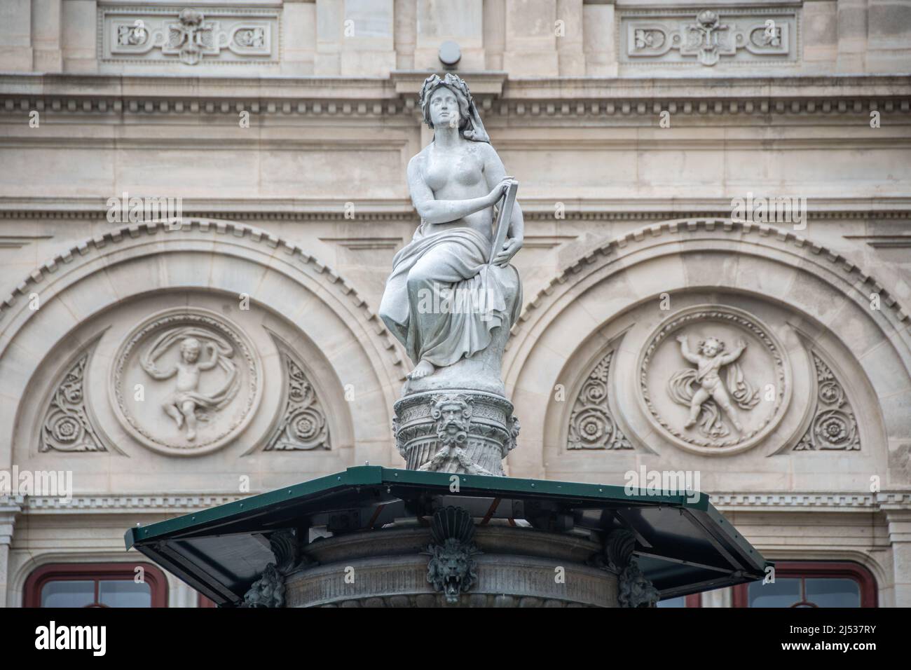 Vienna opera house detail sculpture hi-res stock photography and images ...