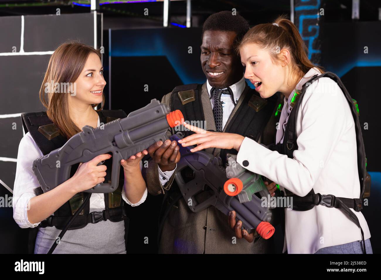 Man woman holding guns hi-res stock photography and images - Alamy