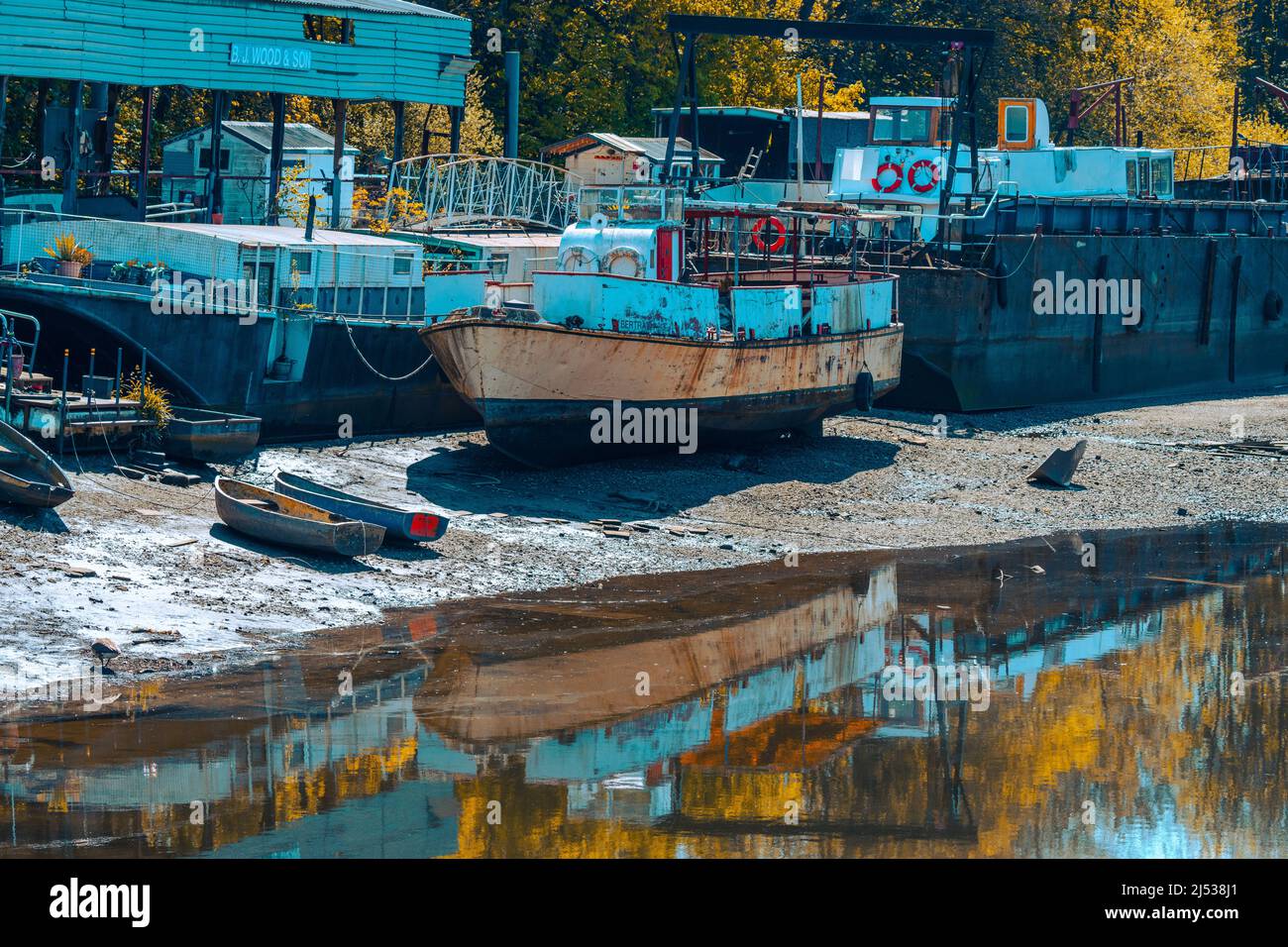 Riverbank boat hi-res stock photography and images - Alamy