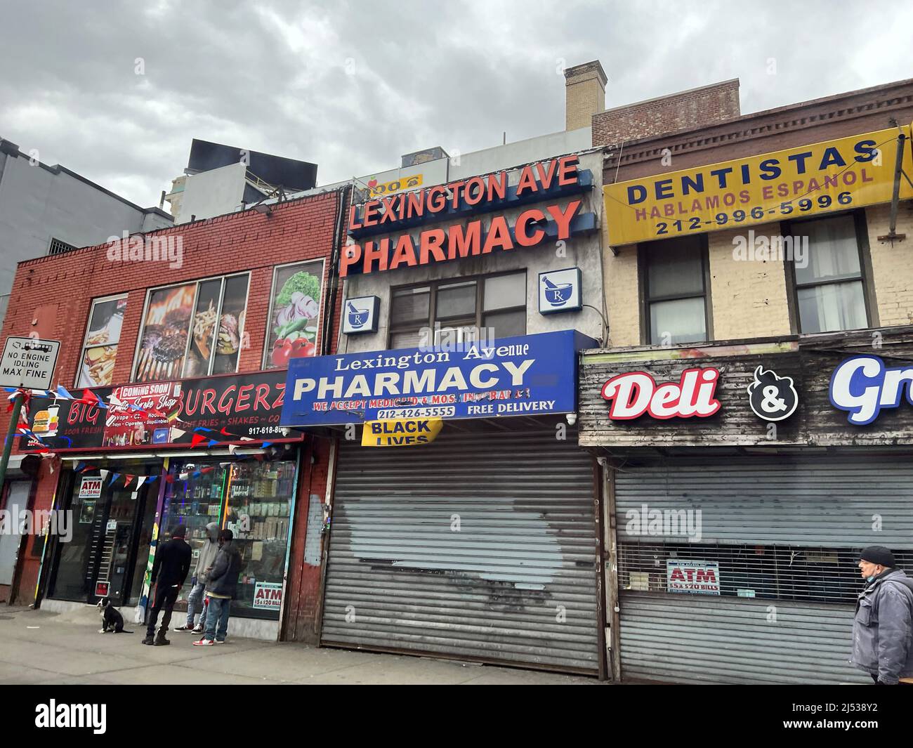 Harlem street signs hi-res stock photography and images - Alamy