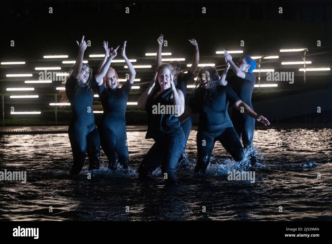 LIFE & BETH, (aka LIFE AND BETH), center: Amy Schumer, 'Leonard ...