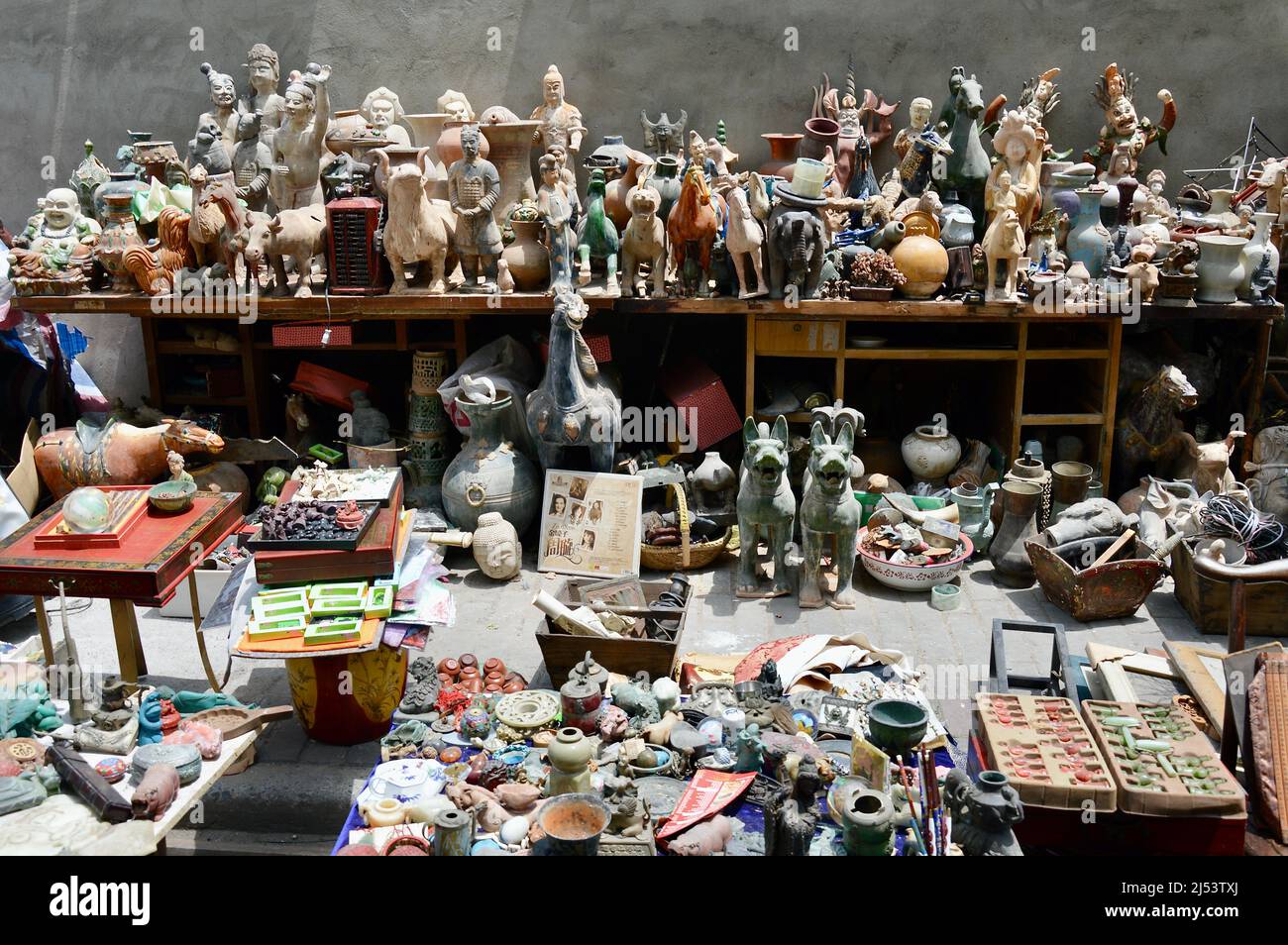 Antikmarkt shanghai hi-res stock photography and images - Alamy