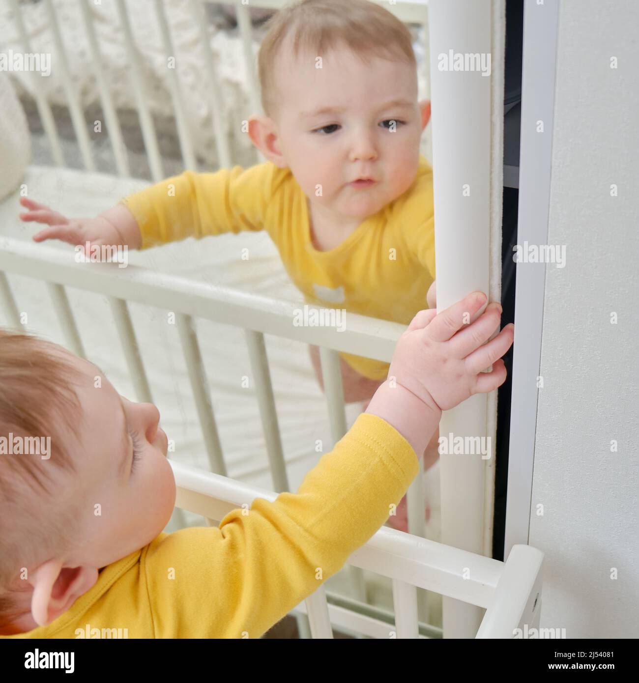 Danger for the baby to pinch the hand of the cabinet door or chest of ...