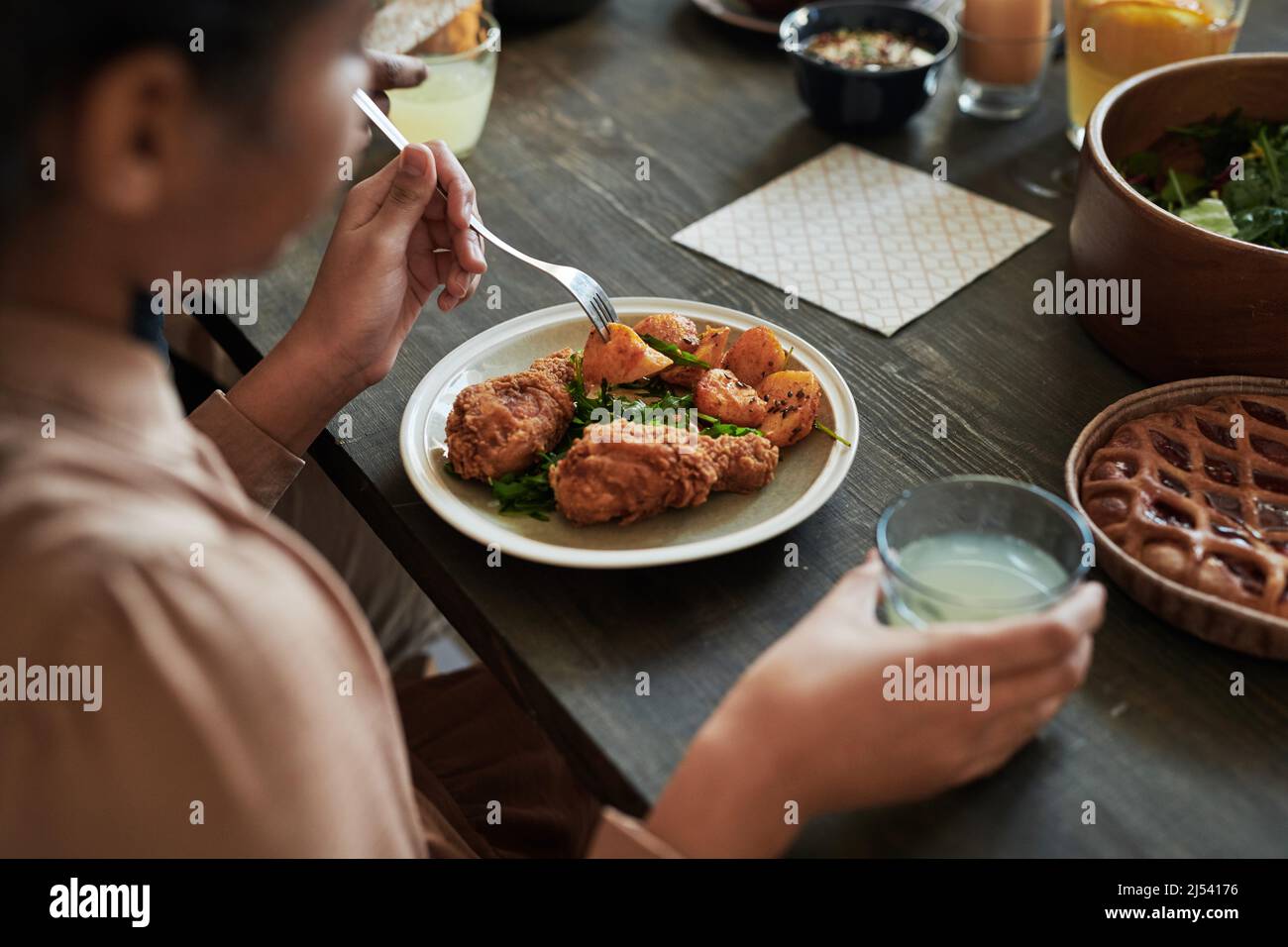 African family eating chicken hi-res stock photography and images - Alamy