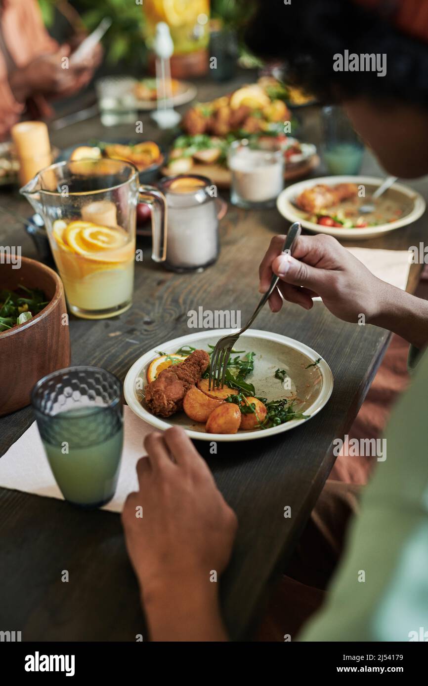 African family eating chicken hi-res stock photography and images - Alamy