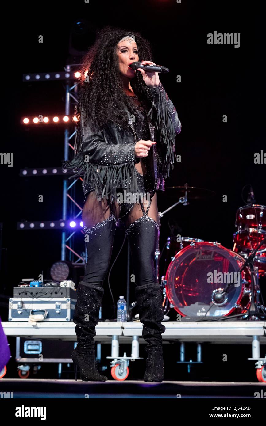 Cher performing 1980s hi-res stock photography and images - Alamy