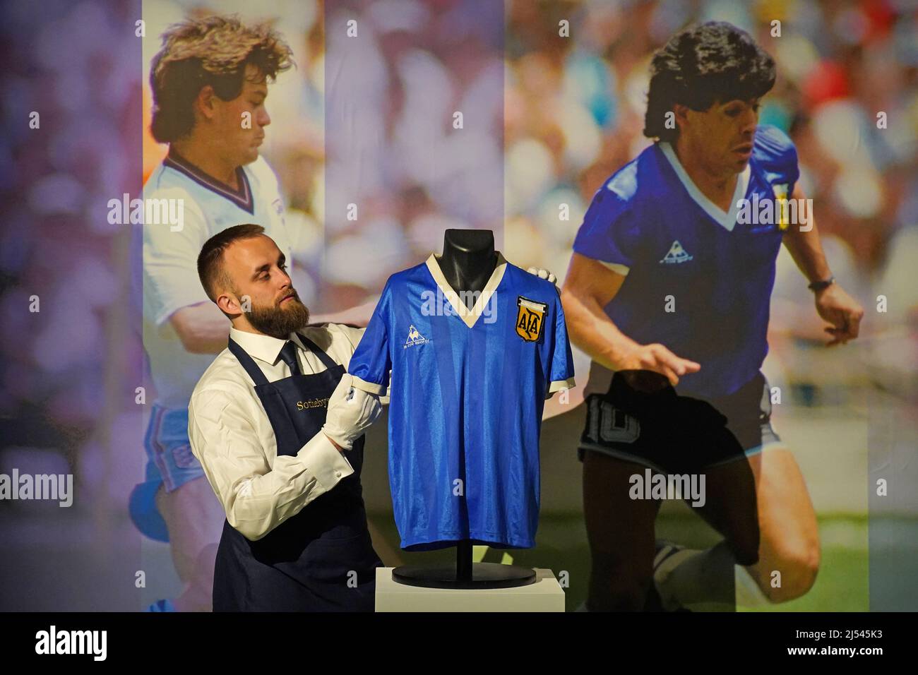 Diego Maradona Hand Of God Shirt Hi res Stock Photography And Images diego-maradona-hand-of-god-shirt-hi-res-stock-photography-and-images