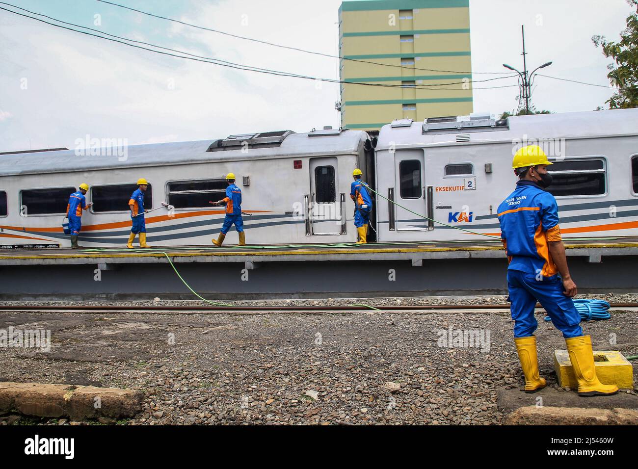 Cleaning trains train railway hi-res stock photography and images - Alamy