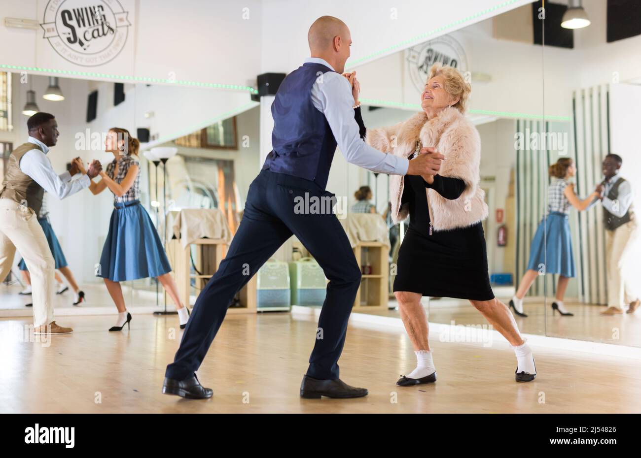 Two dancers dynamic hi-res stock photography and images - Alamy