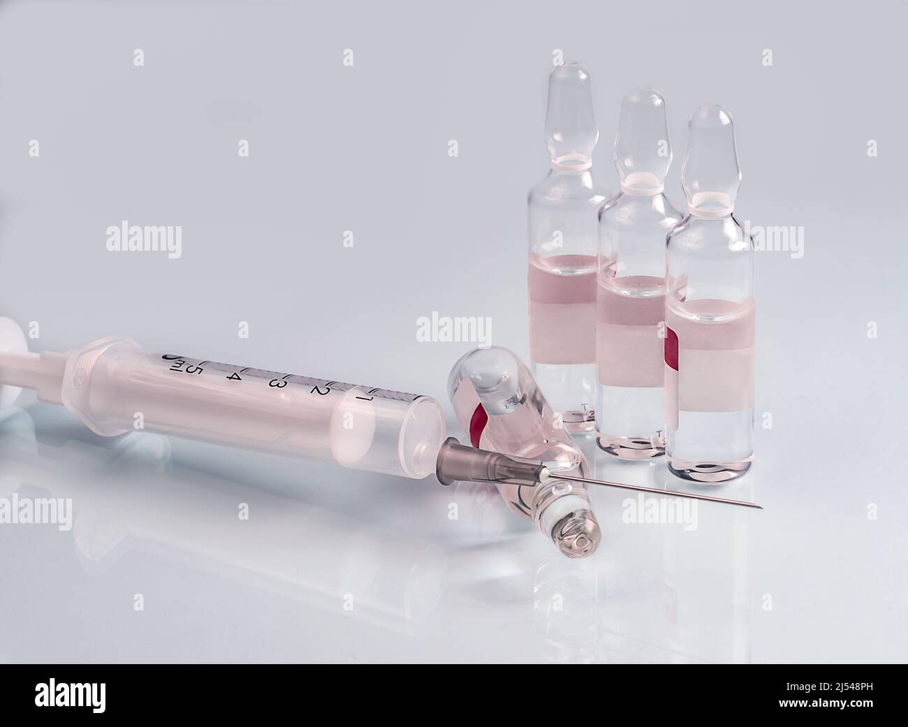 Medical injection hi-res stock photography and images - Alamy