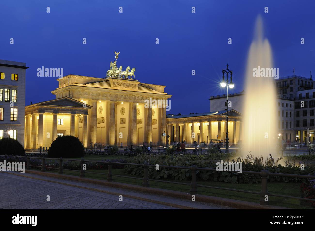 Berlin paris square brandenburg gate hi-res stock photography and ...