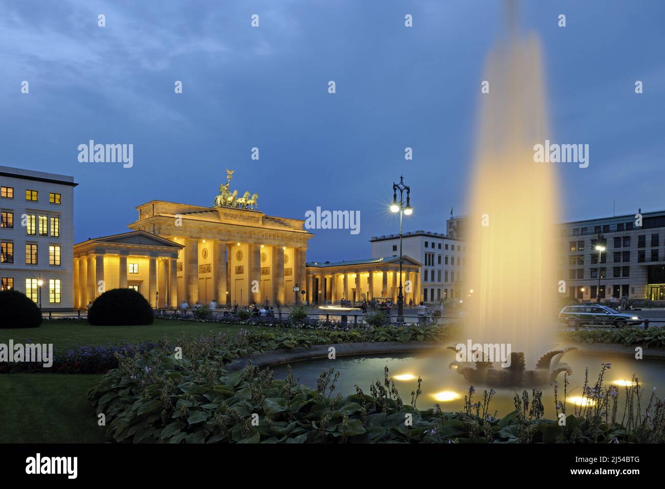 Pariser Platz (Paris Square) with Brandenburger Tor at dusk, Germany ...