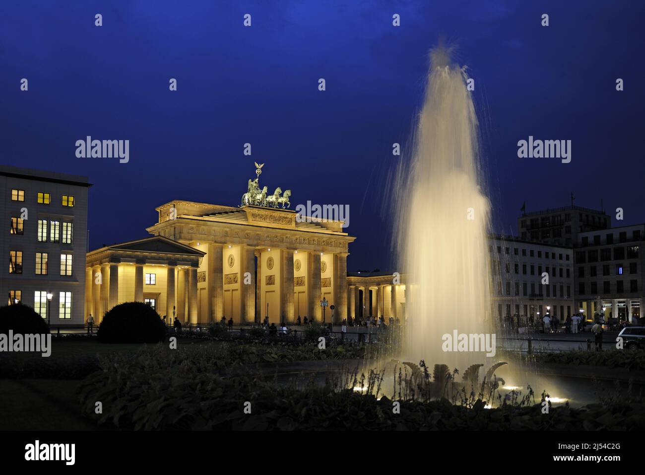 Pariser Platz (Paris Square) with Brandenburger Tor at dusk, Germany ...