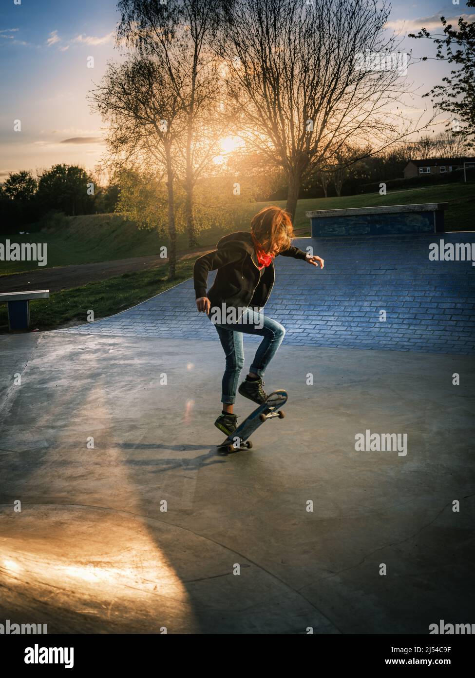 Woman skateboarding skatepark hi-res stock photography and images - Alamy