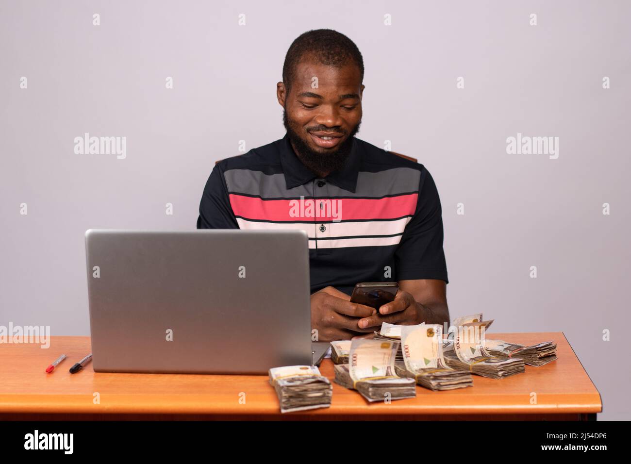 Laptop cash smart phone hi-res stock photography and images - Alamy