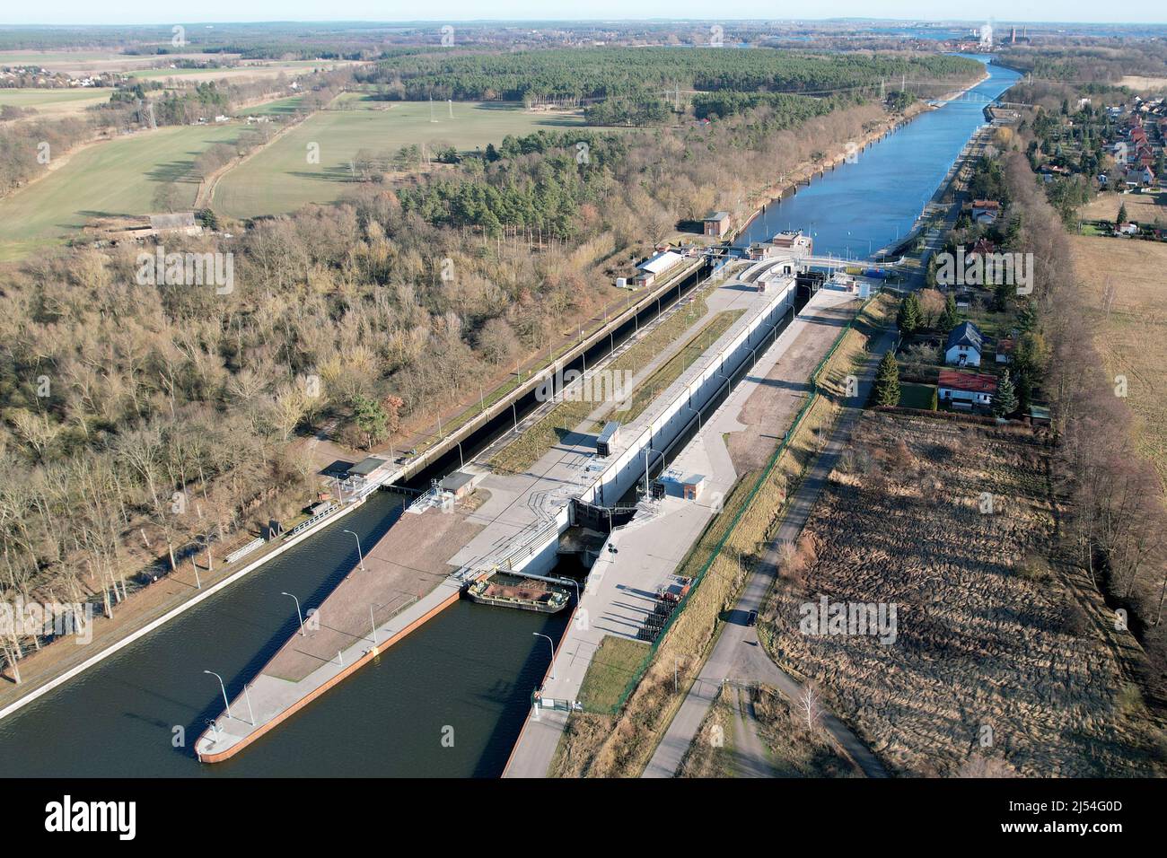 Wusterwitz, Germany. 06th Jan, 2022. The Wusterwitz canal lock between ...