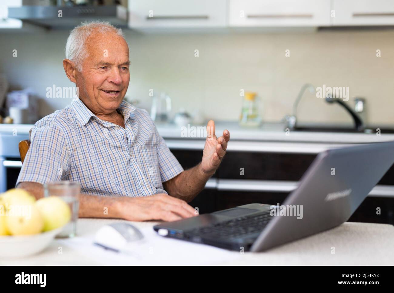 Elderly internet user hi-res stock photography and images - Alamy
