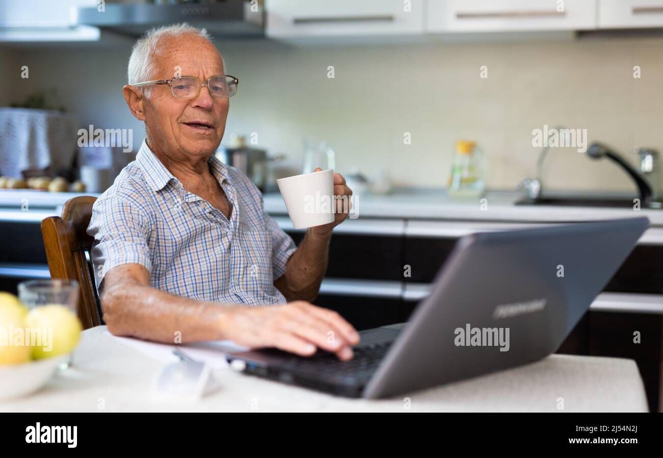 Old man learning to use laptop at home Stock Photo - Alamy