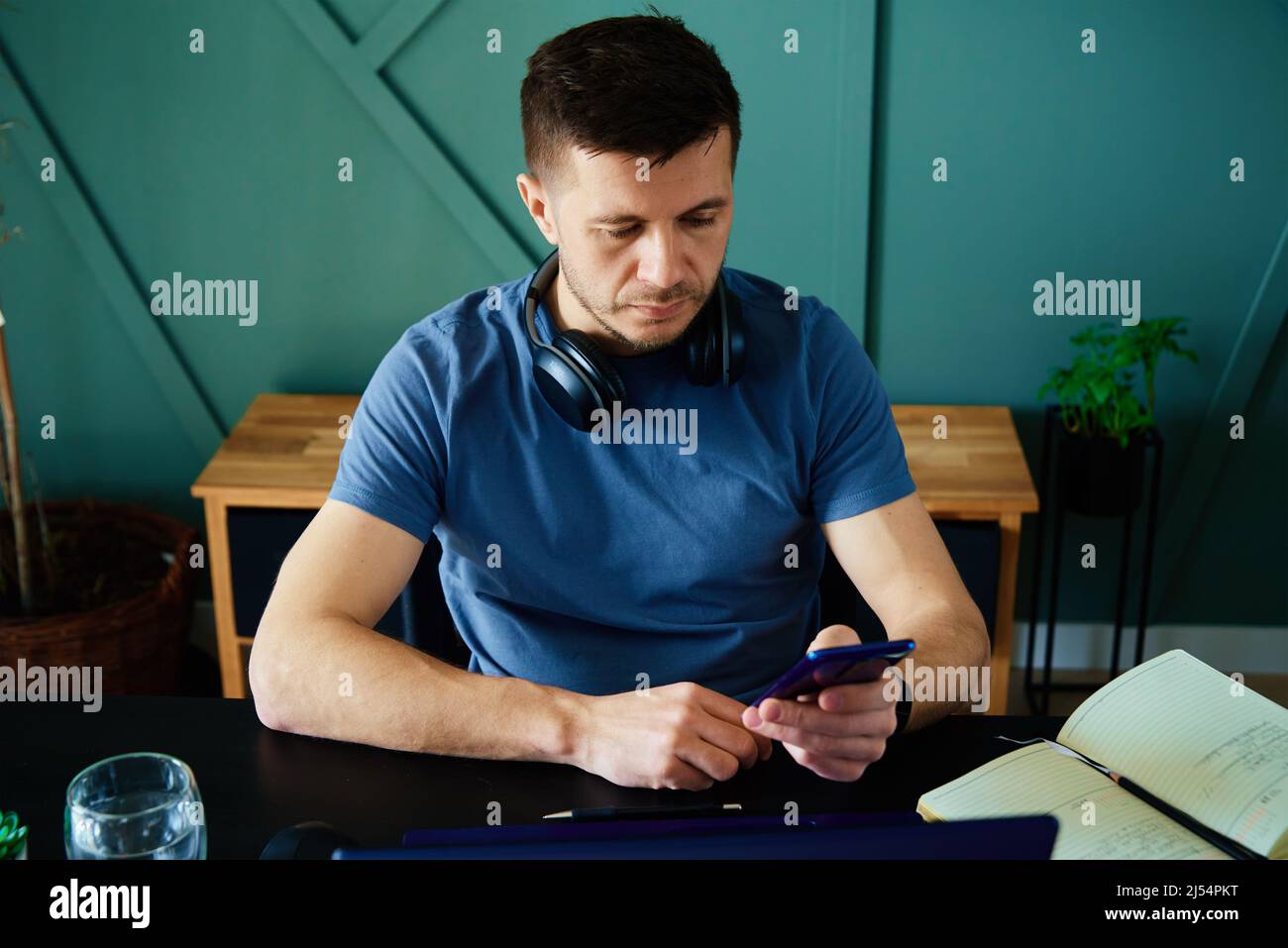 Man elearning hi-res stock photography and images - Alamy