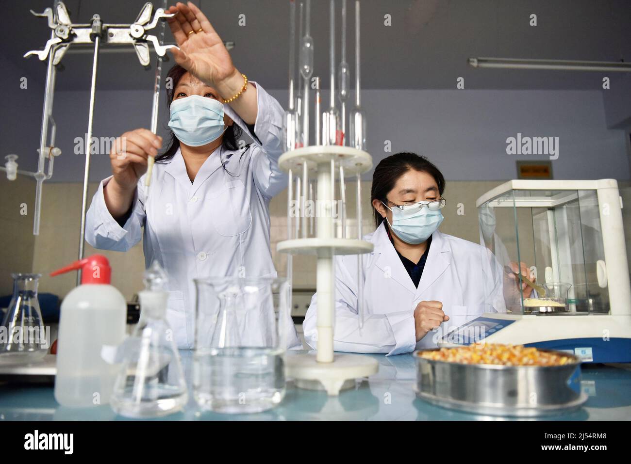 Laboratory worker hi-res stock photography and images - Alamy