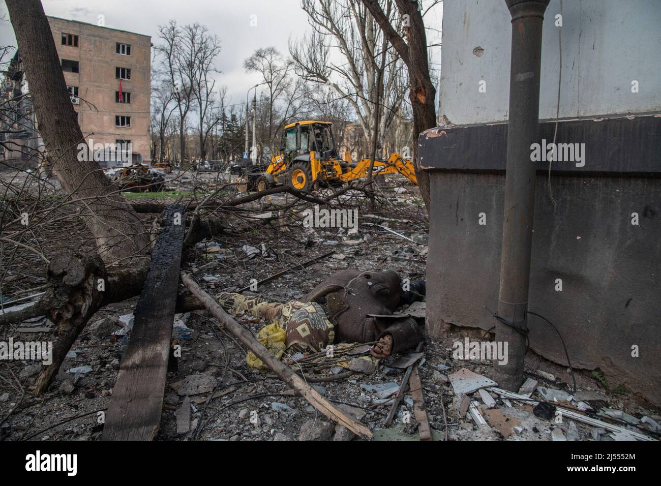 Mariupol, Ukraine. 18th Apr, 2022. (Editors note image depicts death) A ...