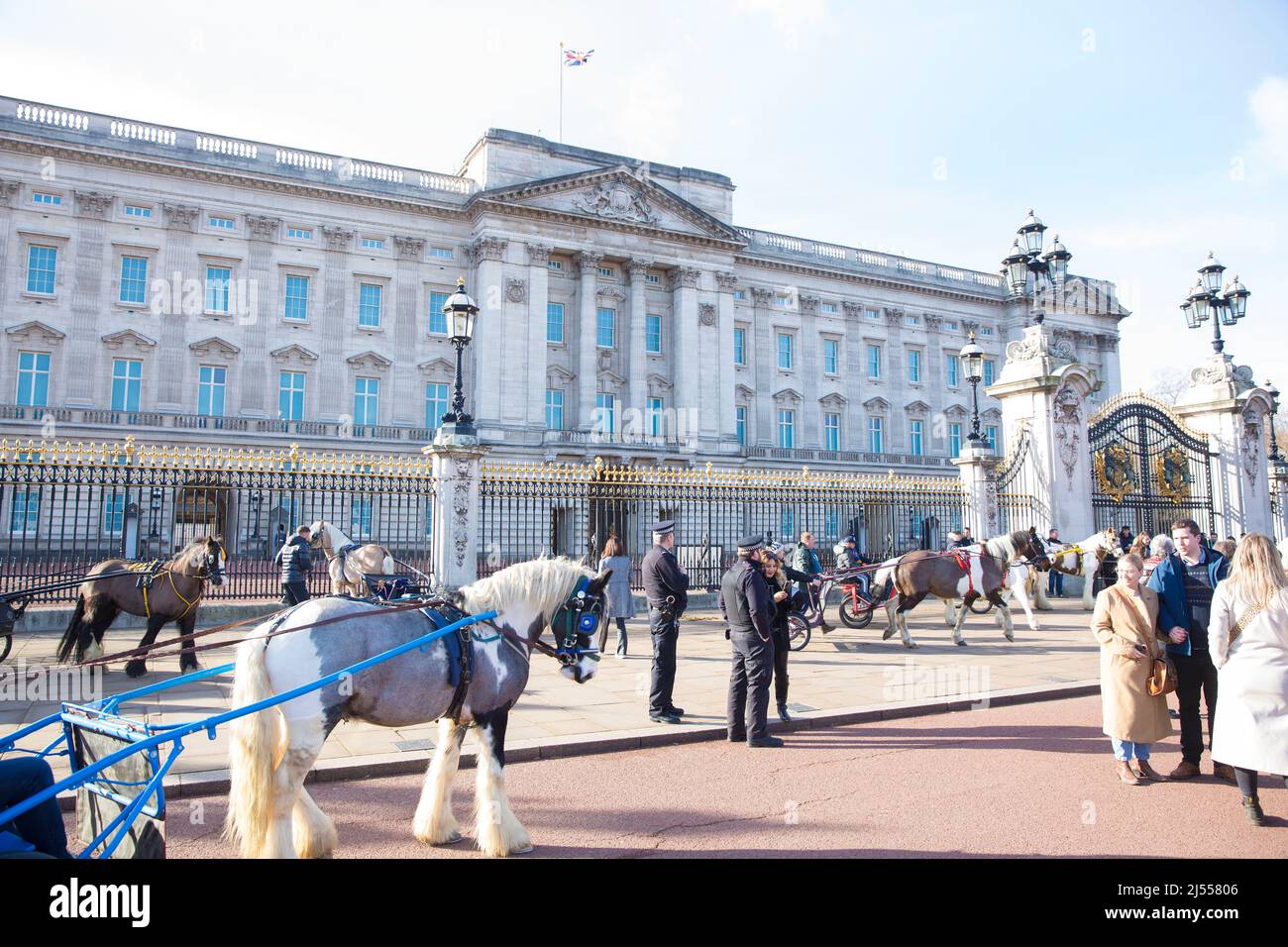 People gather outside Buckingham Palace in central London ahead of ...