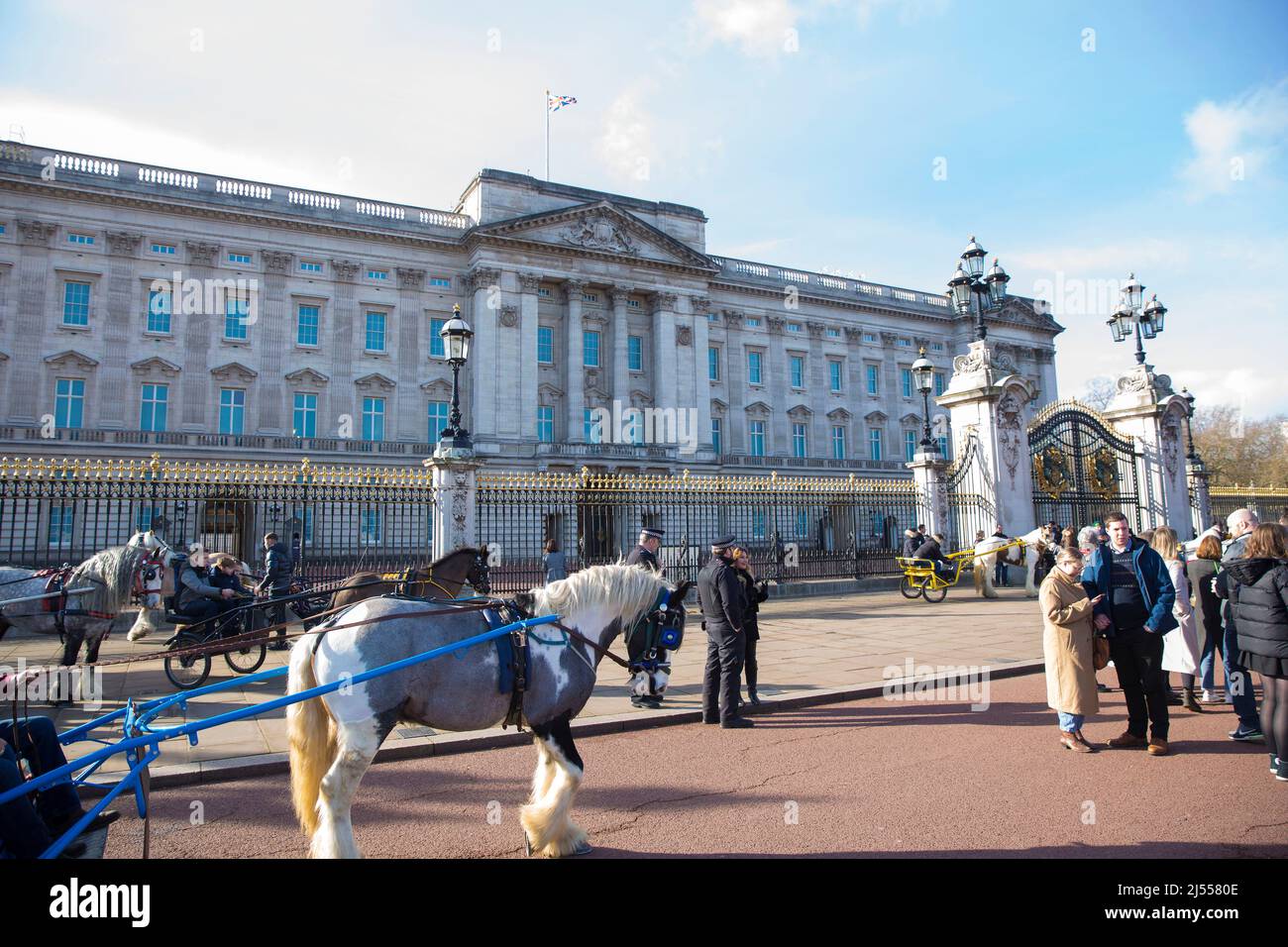 People gather outside Buckingham Palace in central London ahead of ...