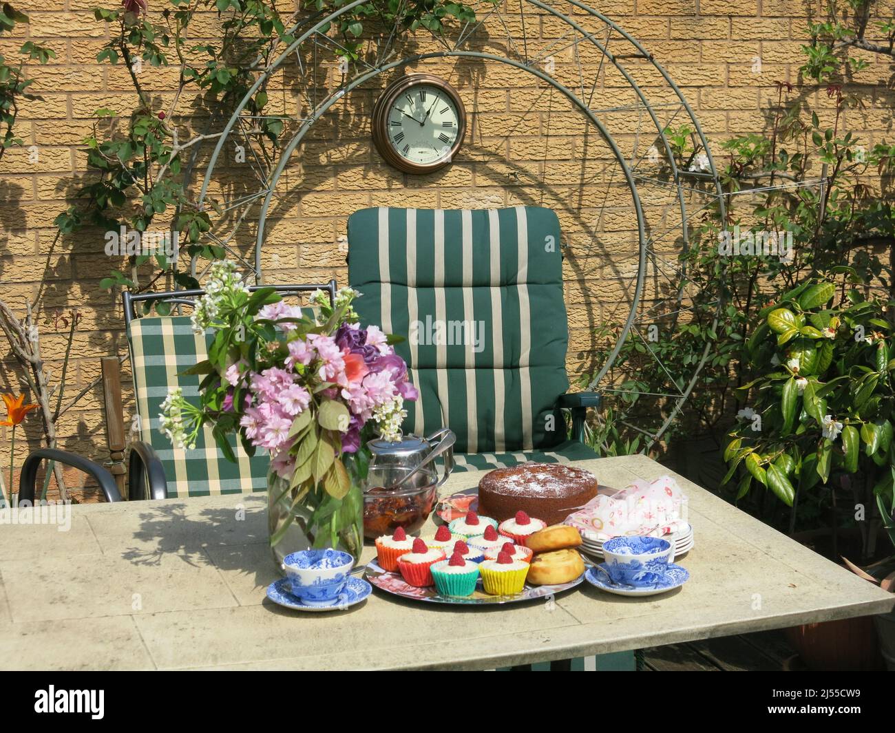 Afternoon tea garden spring table hi-res stock photography and images ...