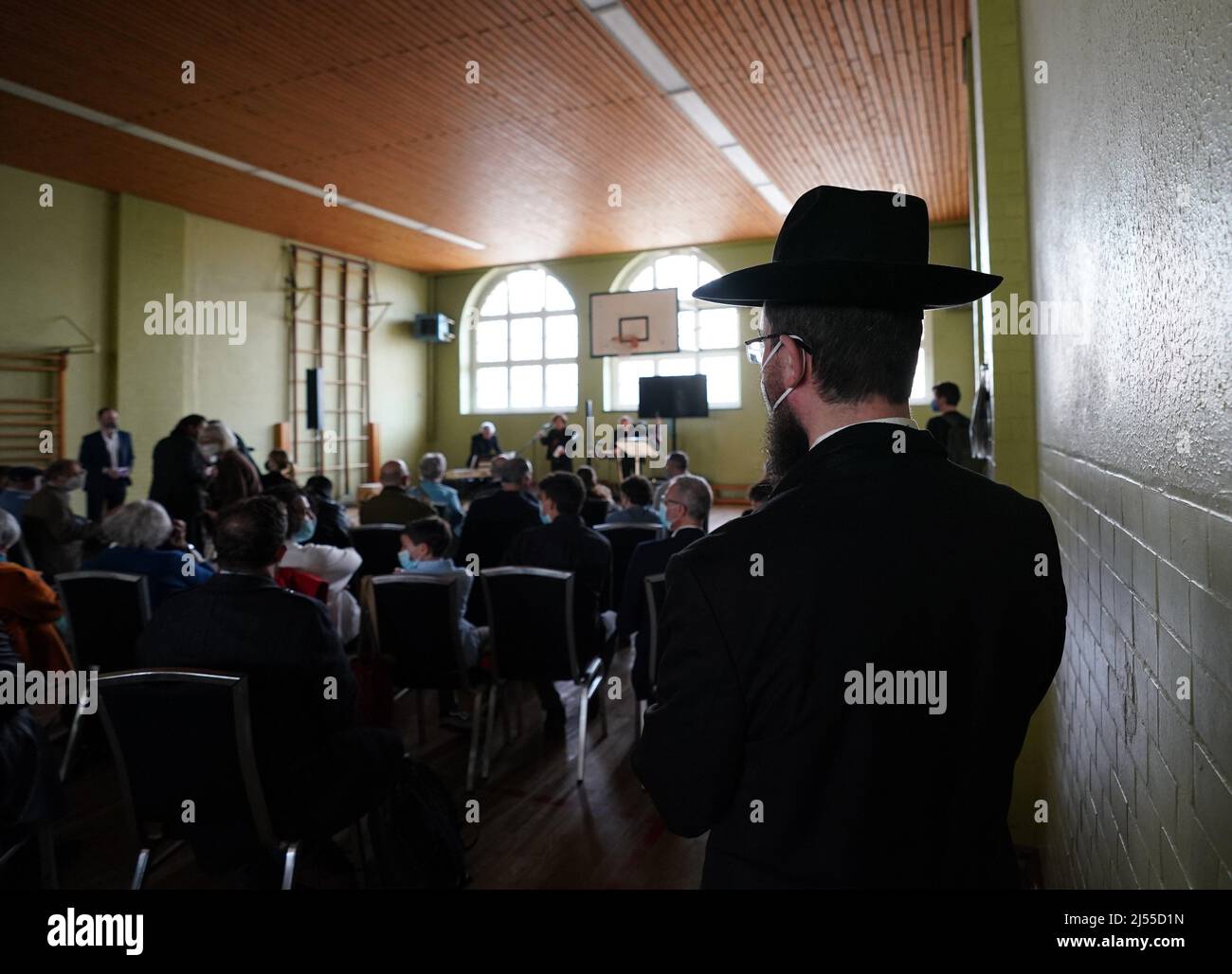Hamburg, Germany. 20th Apr, 2022. A rabbi follows the memorial ceremony ...