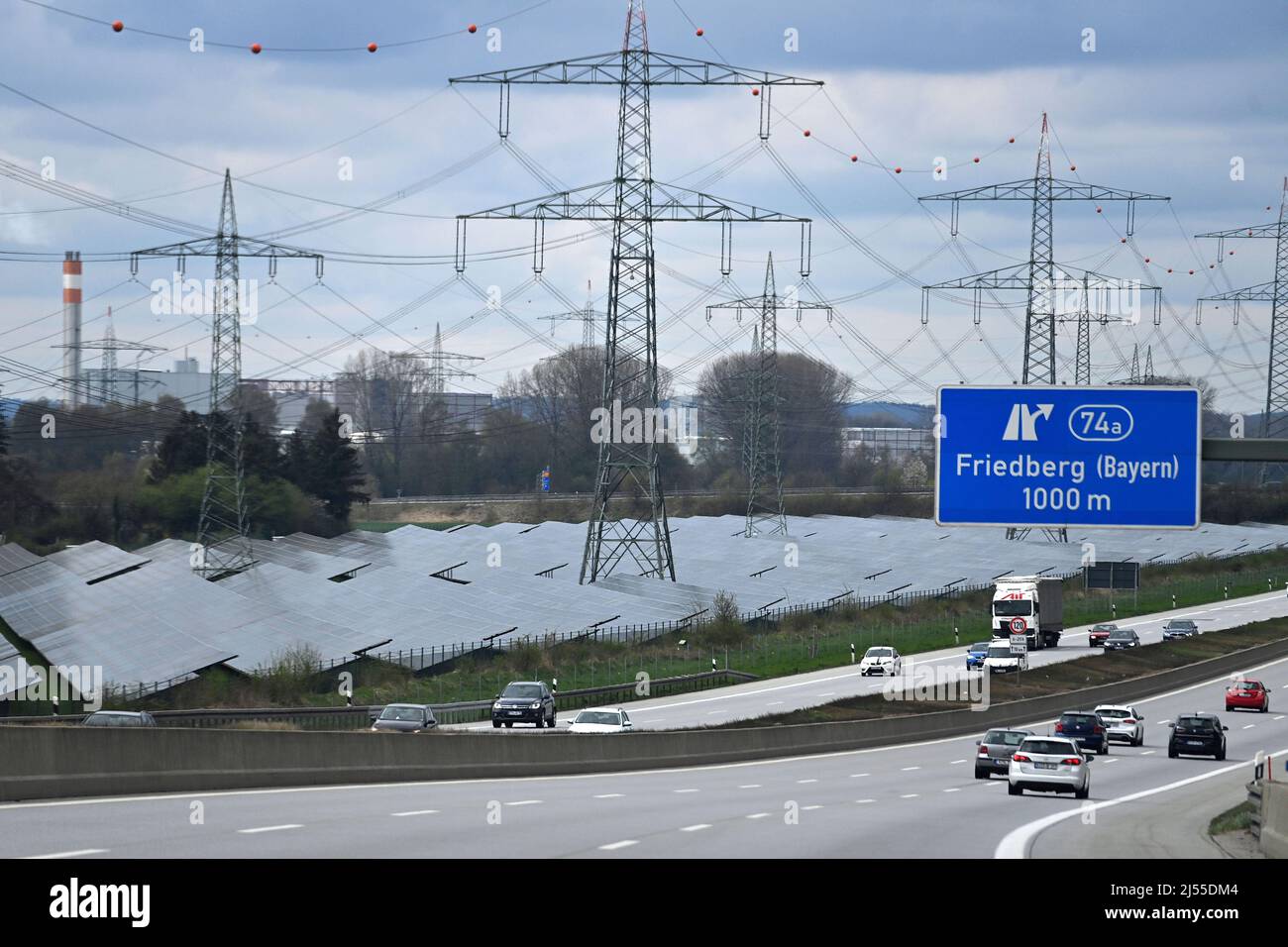 Friedberg, Deutschland. 16th Apr, 2022. Solar park on the A8 motorway ...
