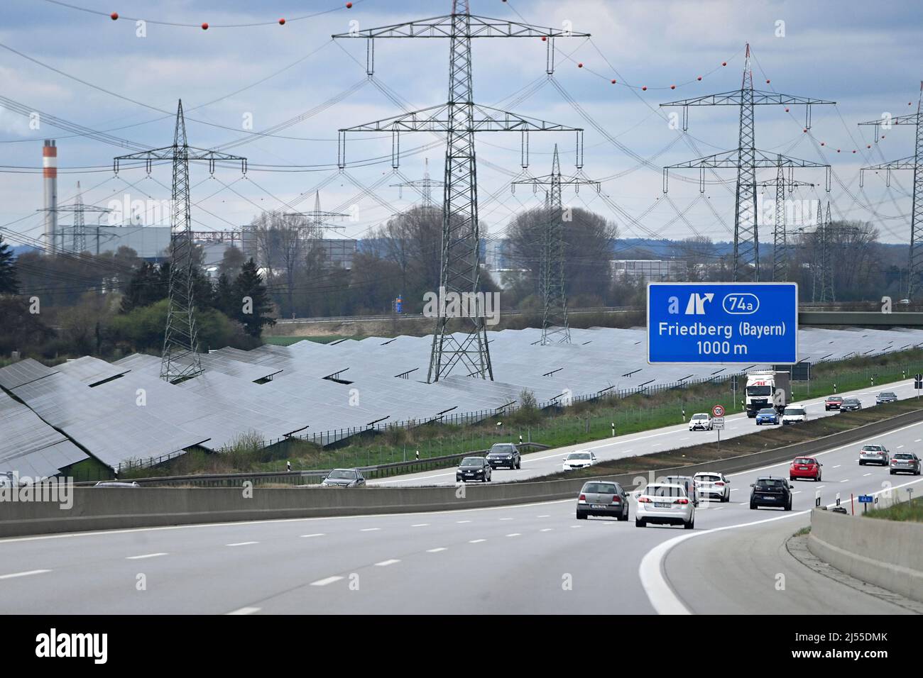 Friedberg, Deutschland. 16th Apr, 2022. Solar park on the A8 motorway ...