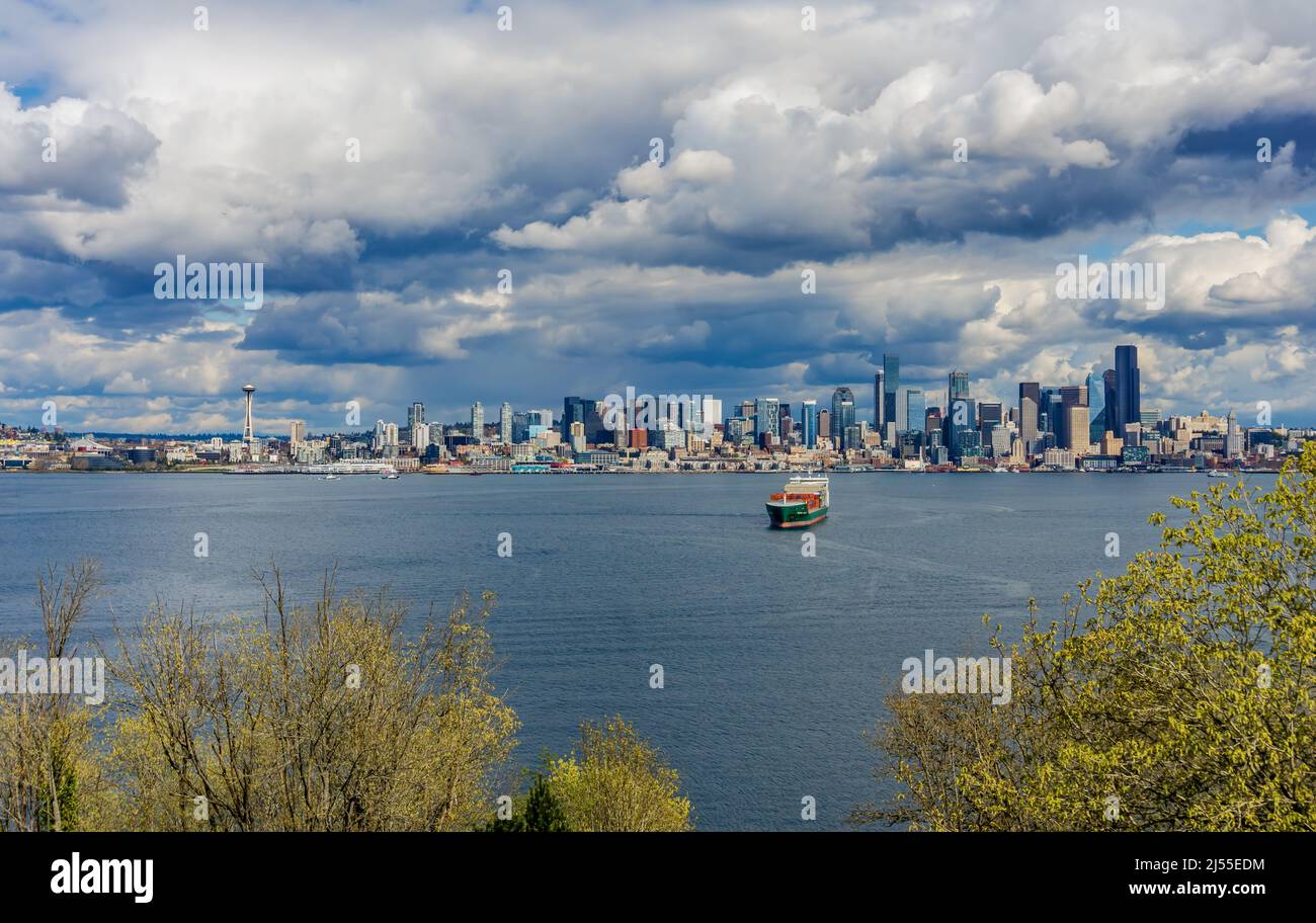A view of the Seattle skyline with clouds above Stock Photo - Alamy