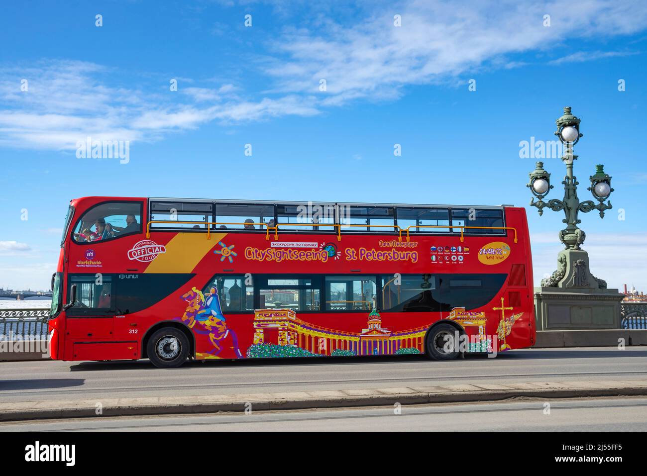 Double decker tour bus hi-res stock photography and images - Alamy