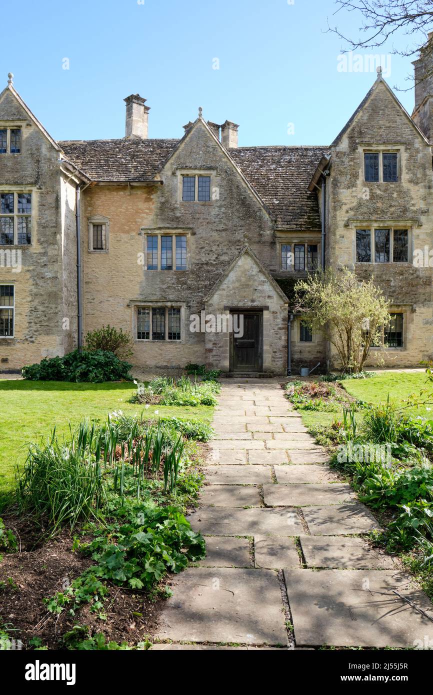 Traditional english stone manor house hi-res stock photography and ...