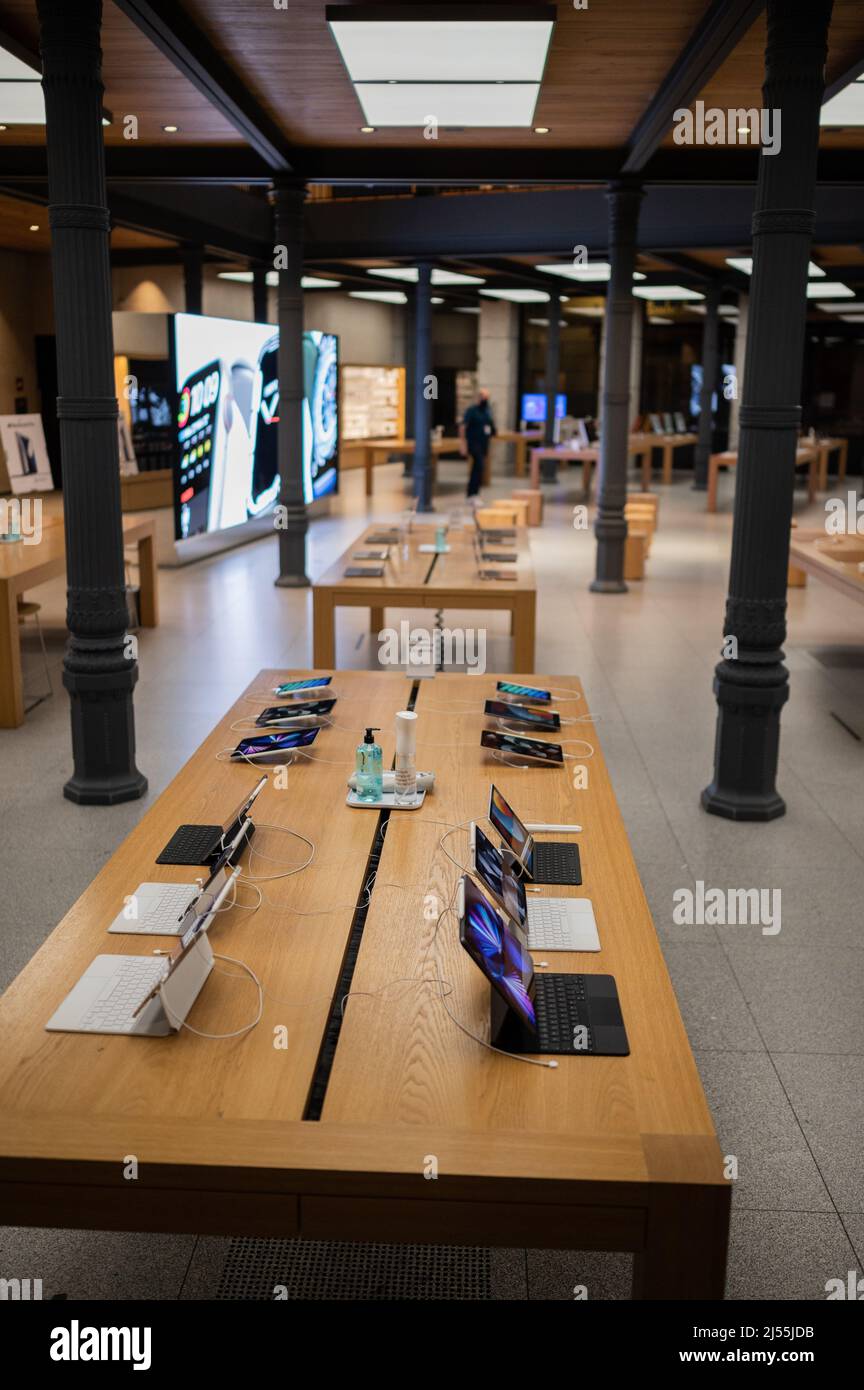 Apple store interior empty hi-res stock photography and images - Alamy