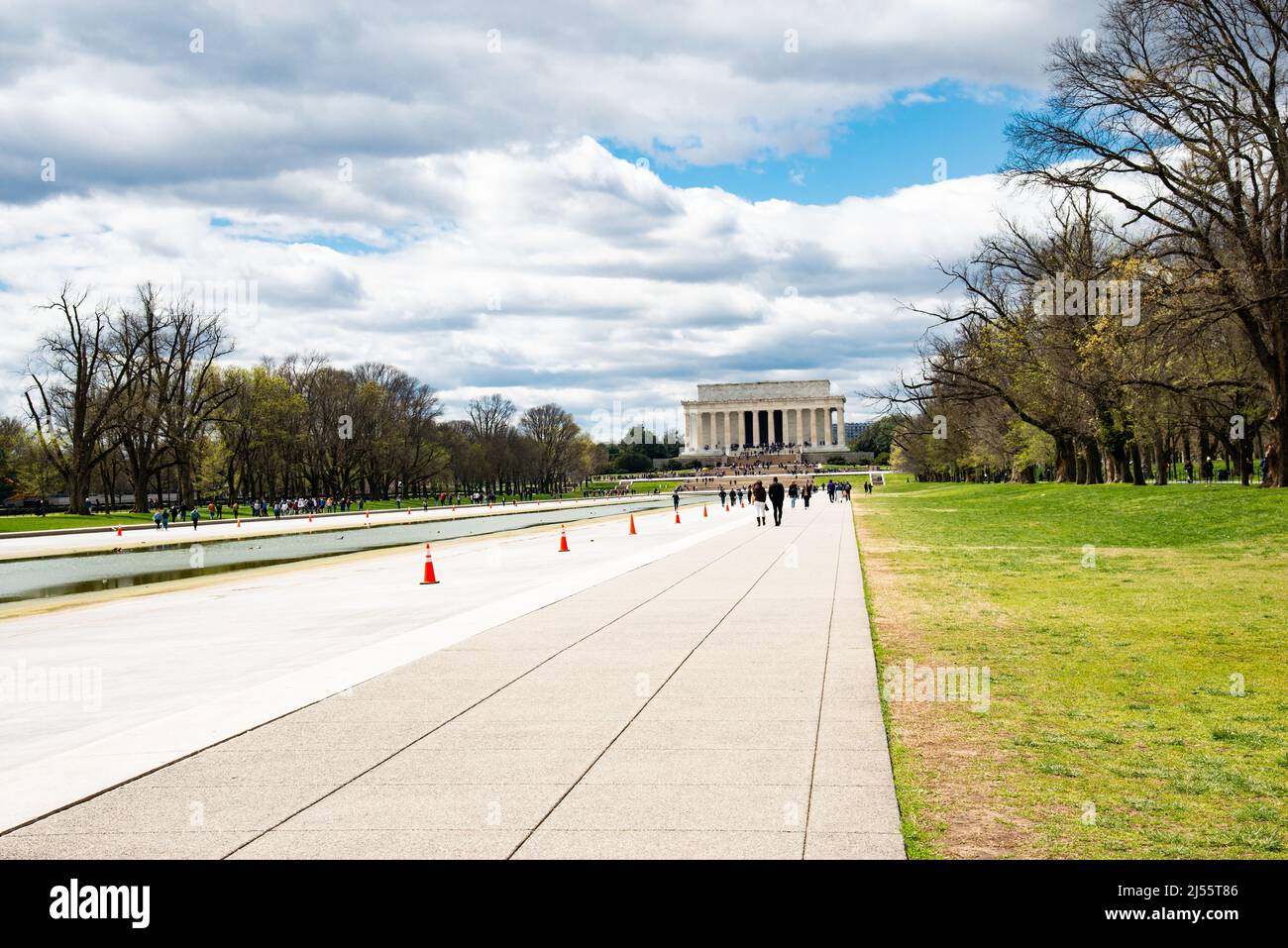 Abraham lincoln memorial night view hi-res stock photography and images ...