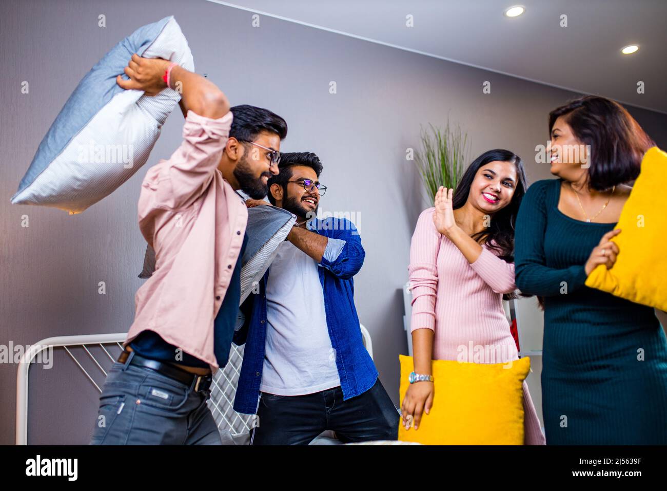 Indian people fight hi-res stock photography and images - Alamy