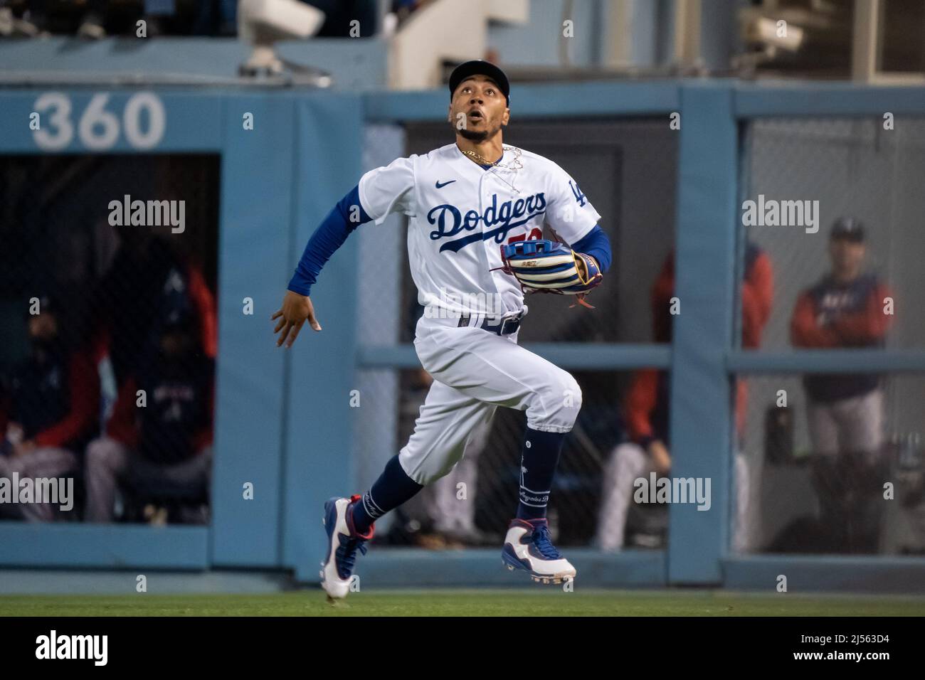 Los Angeles Dodgers right fielder Mookie Betts (50) chases down a fly ...