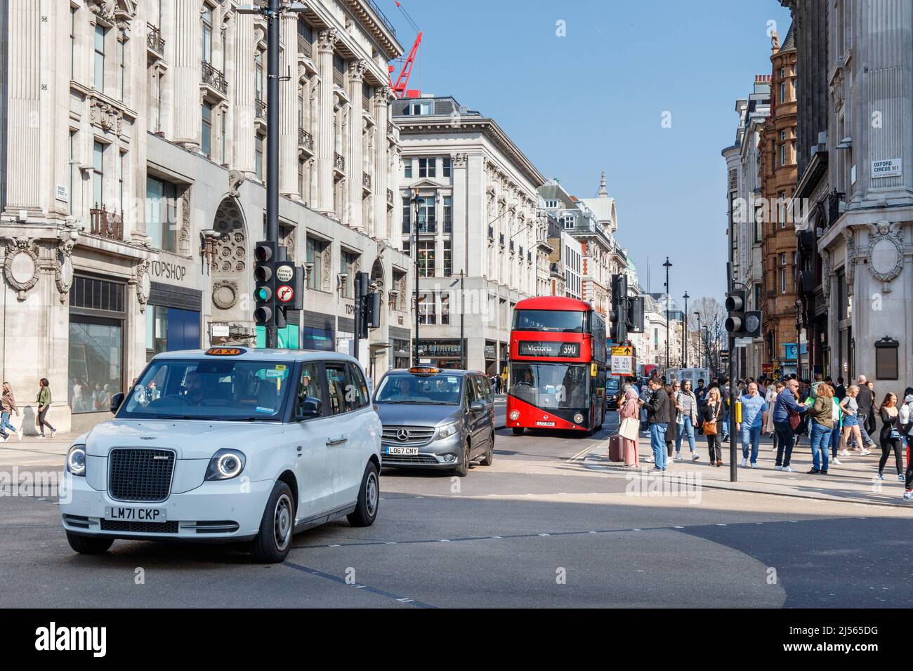 Diagonal pedestrian crossing hi-res stock photography and images - Alamy