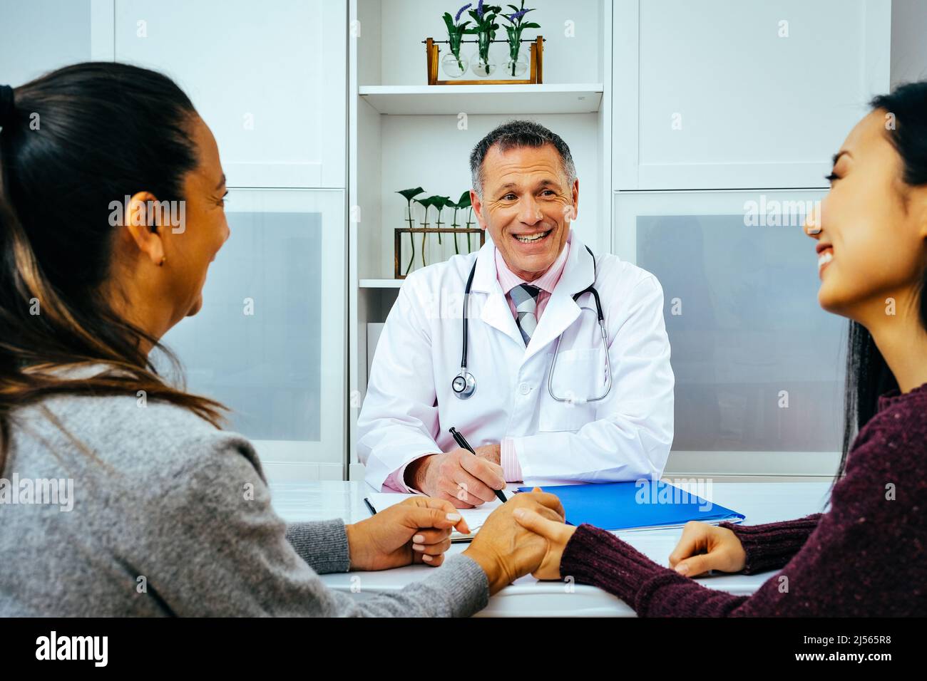 Happy patients hospital hi-res stock photography and images - Alamy