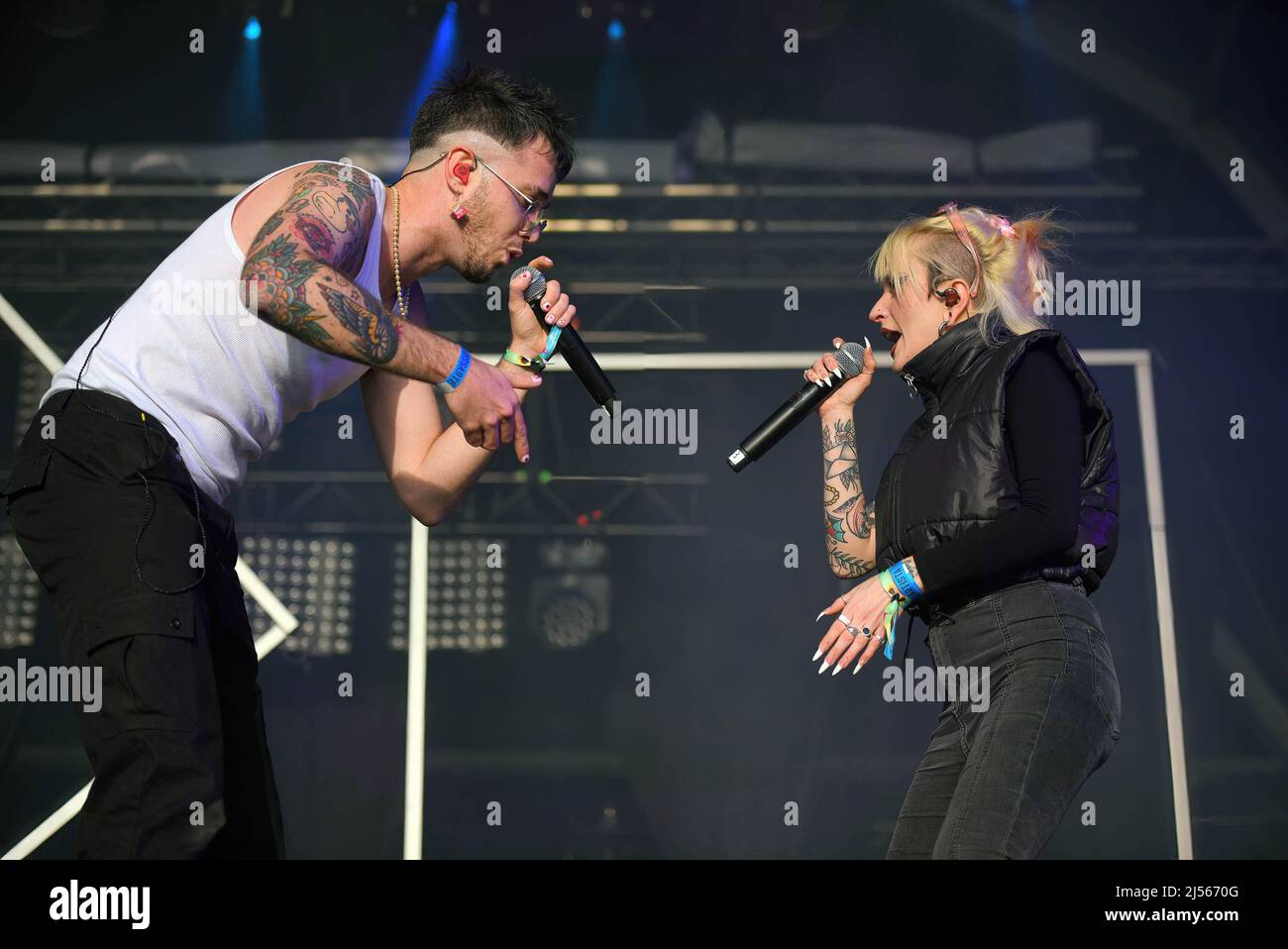 The trap singer Damia Rodriguez (Lildami) (L) with the singer Emotional ...