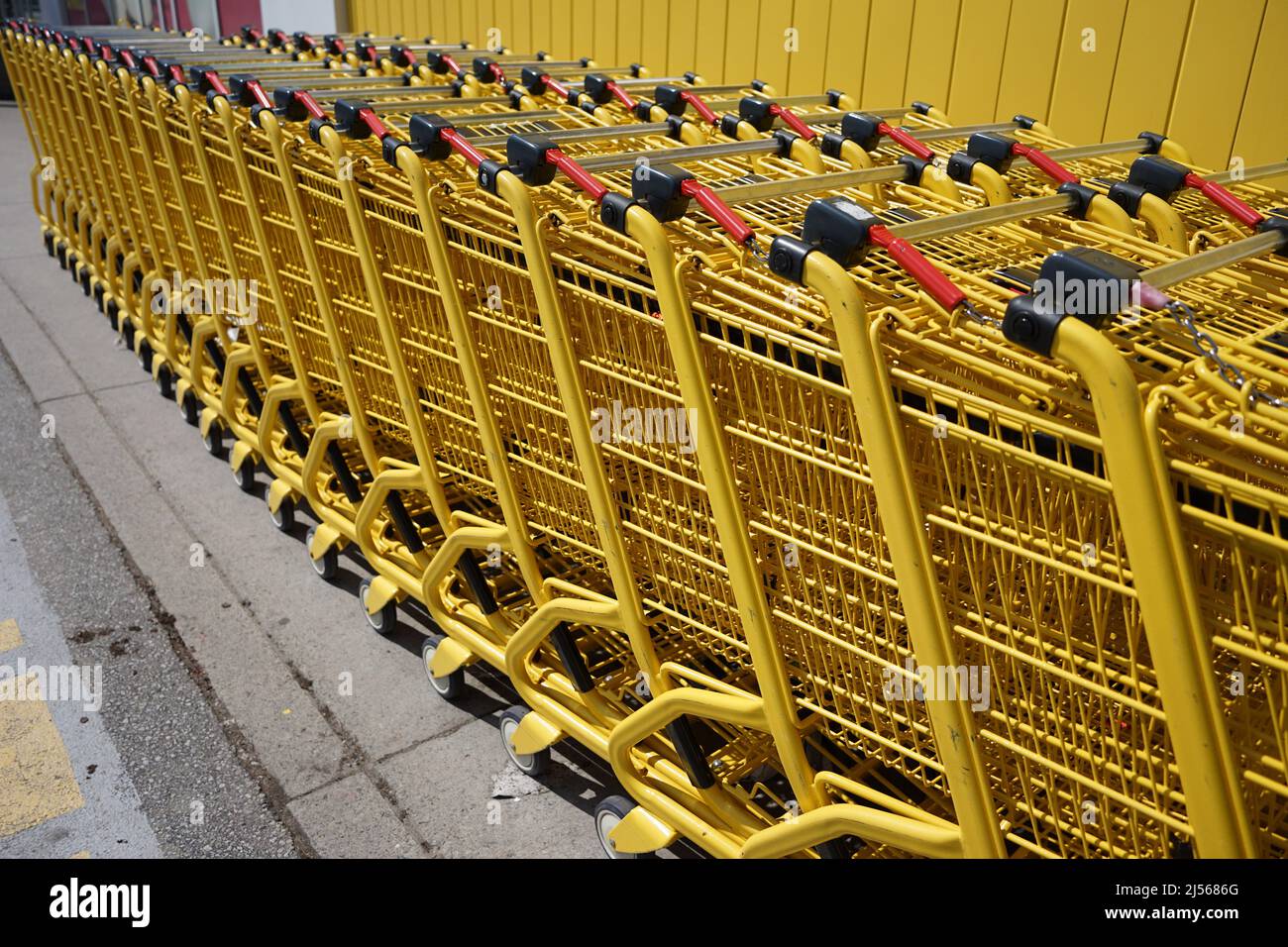 Shopping carts outside hi-res stock photography and images - Alamy