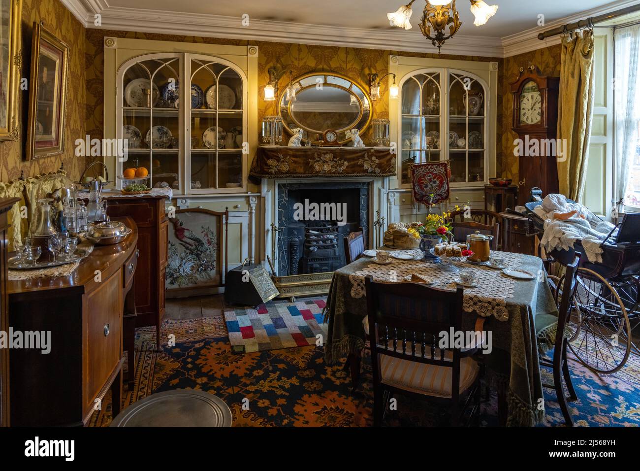 Old cottage interior hi-res stock photography and images - Alamy