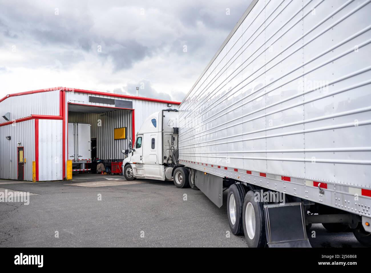 Industrial standard white big rig semi truck tractor with refrigerator ...