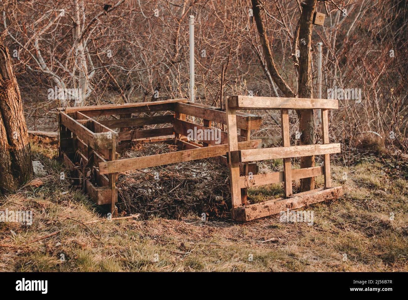 Pallet compost bin hi-res stock photography and images - Alamy
