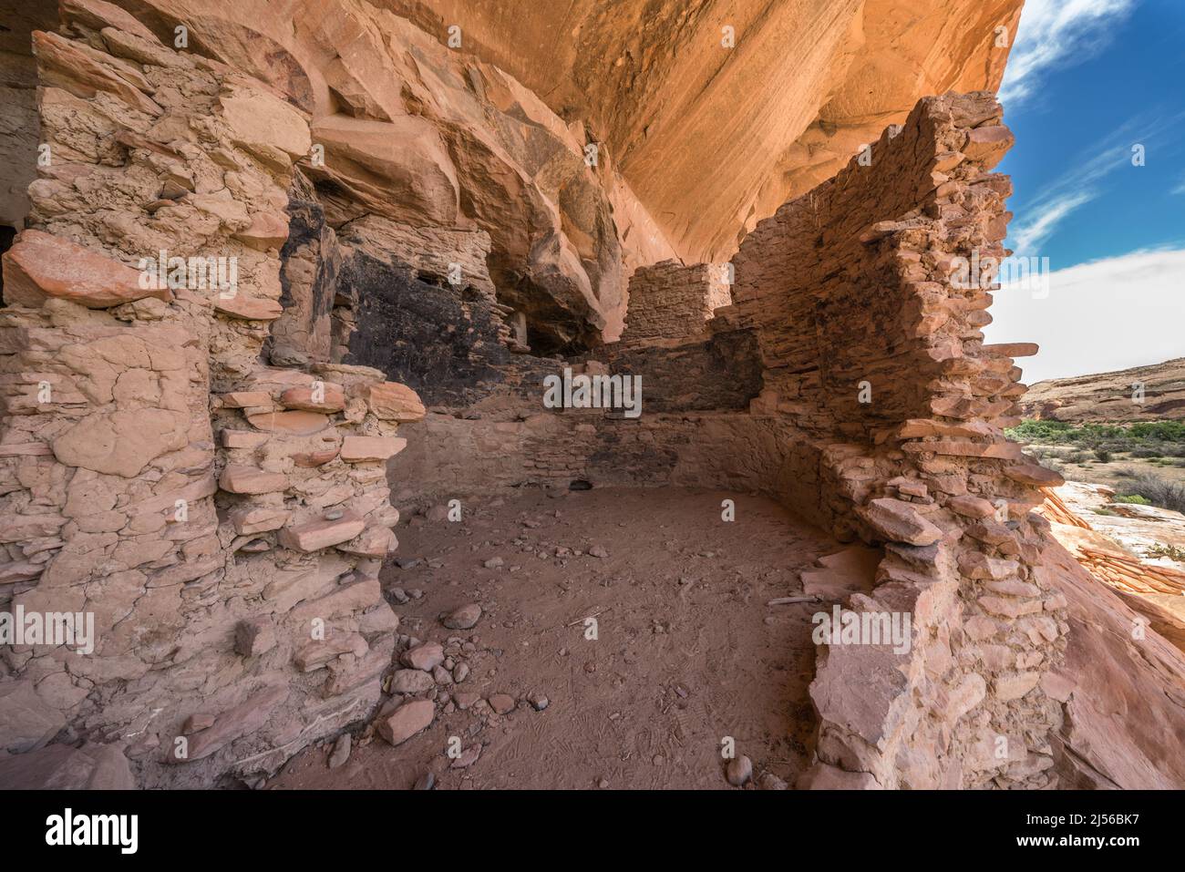 A ceremonial kiva the River House Ruin by the San Juan River, Shash Jaa ...