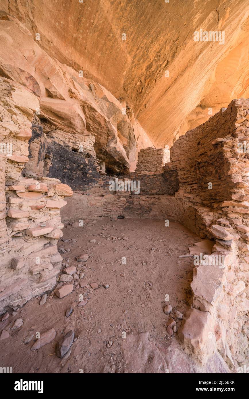 A ceremonial kiva the River House Ruin by the San Juan River, Shash Jaa ...