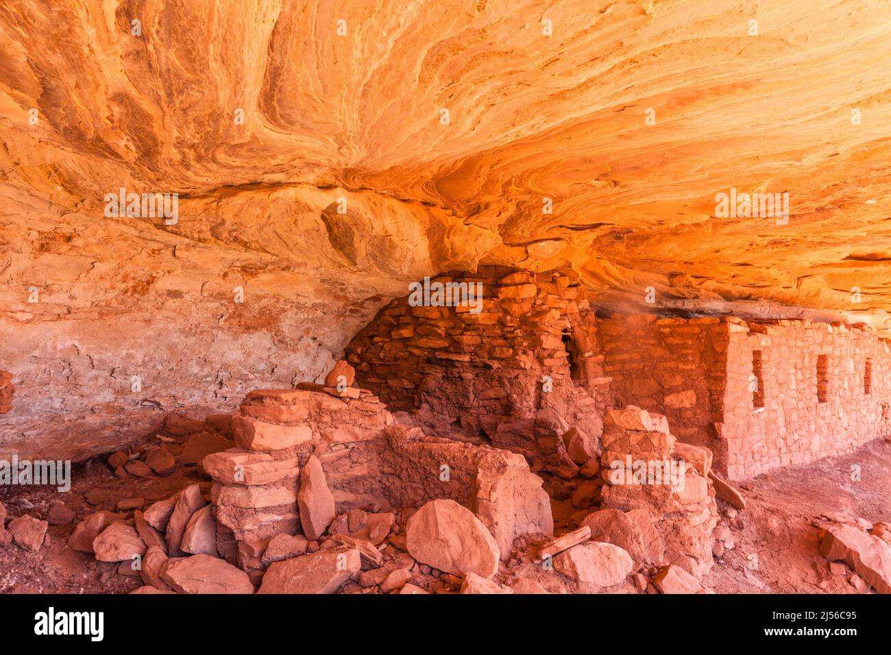 A cliff dwelling in the Moon House Ruin complex on Cedar Mesa, Bears ...