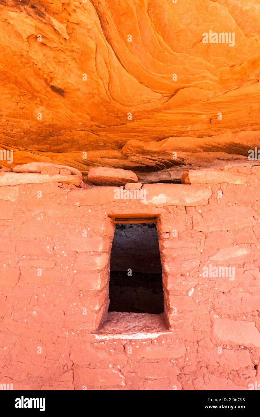A cliff dwelling in the Moon House Ruin complex on Cedar Mesa, Bears ...